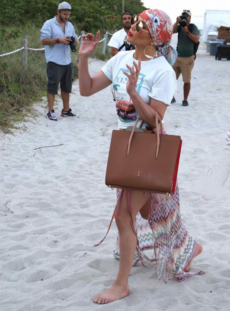 Jennifer Lopez at the Beach in Miami 05/06/2016-8 – LACELEBS.CO
