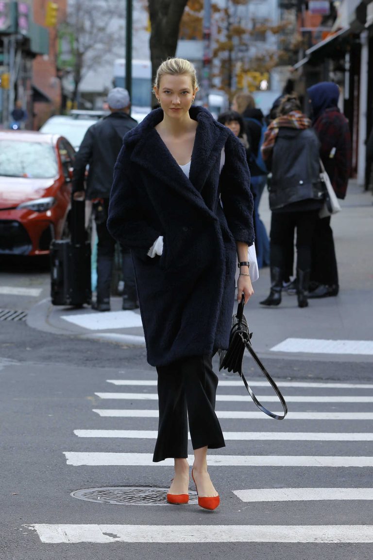Karlie Kloss in a Dark Blue Fur Coat Was Seen Out in Manhattan, New York 11/28/2018 – LACELEBS.CO