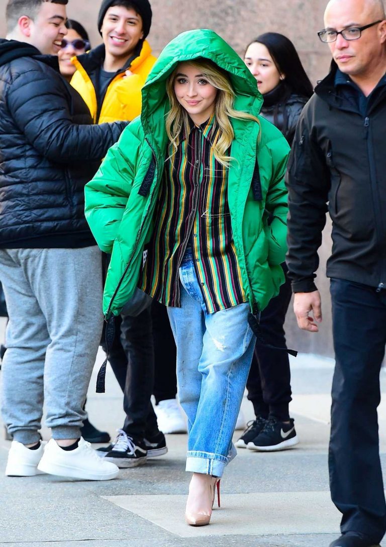 Sabrina Carpenter in a Green Puffer Jacket Was Seen Out in NYC 03/12 ...