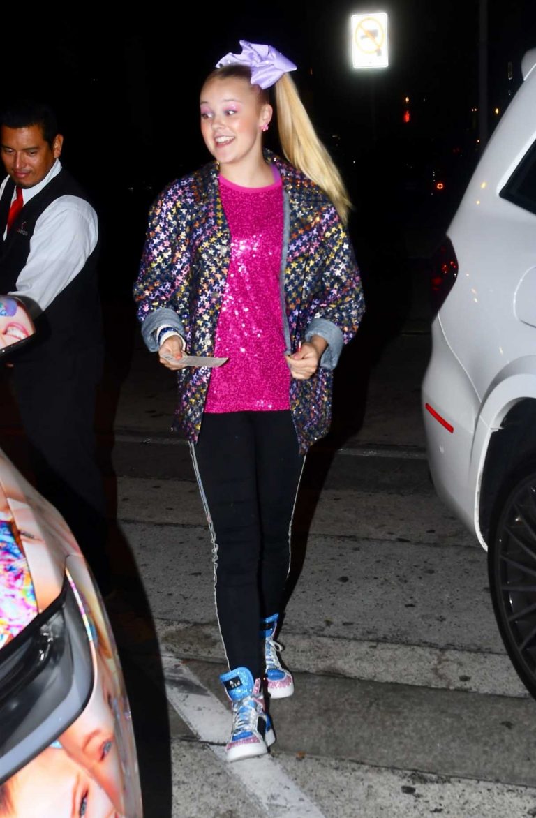 JoJo Siwa in a Black Track Pants Was Seen Out in Los Angeles 10/16/2019 ...