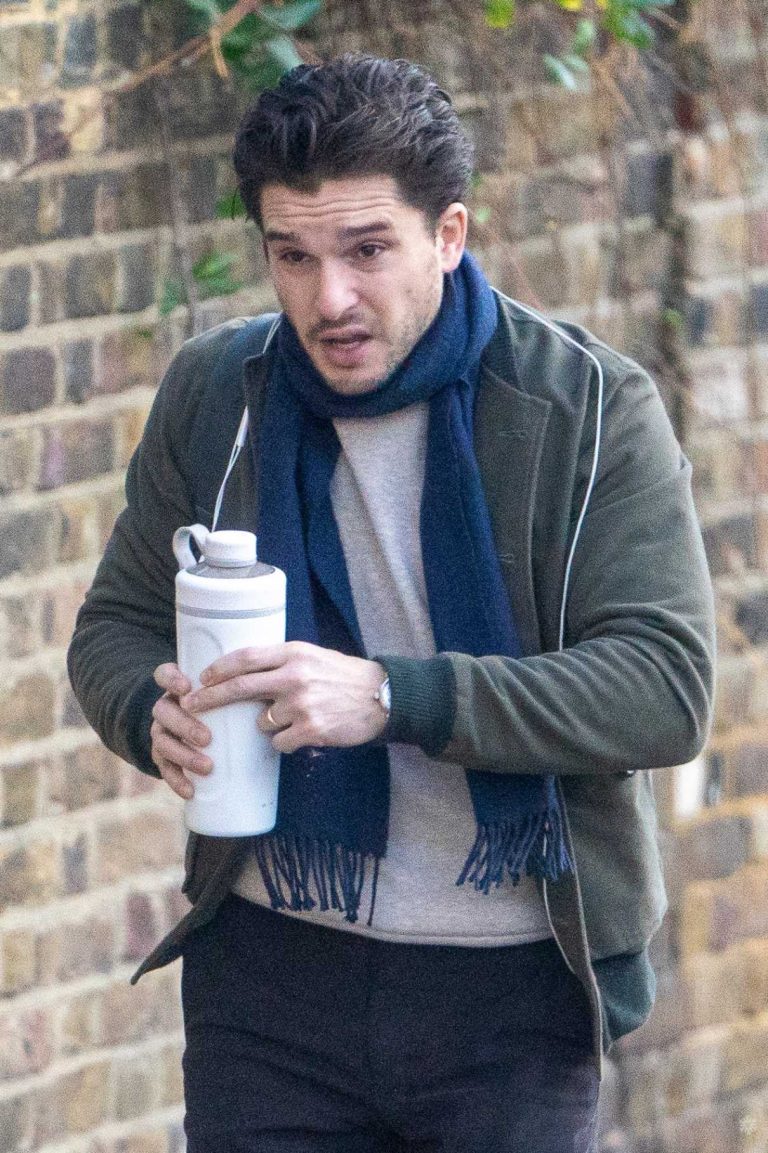 Kit Harington Was Seen Out in London 12/13/2019-5 – LACELEBS.CO