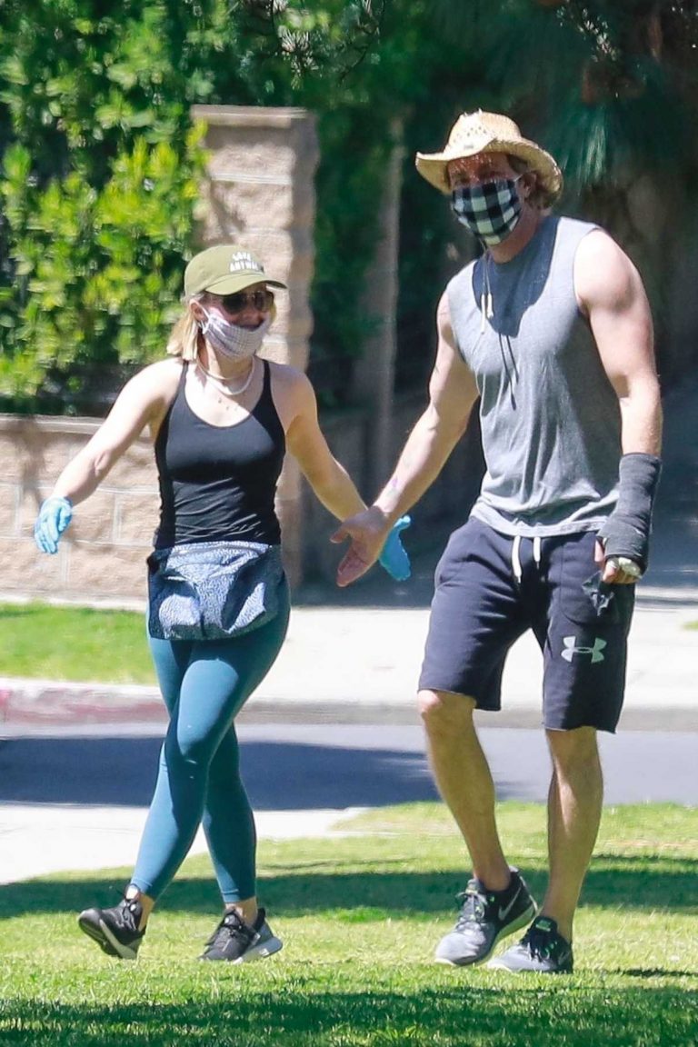 Kristen Bell in a Face Mask Was Seen Out with Dax Shepard at the ...