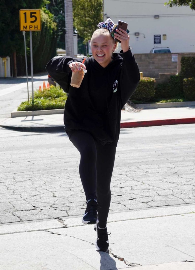 JoJo Siwa in a Black Hoody Was Seen Out in Los Angeles 06/18/2020 ...