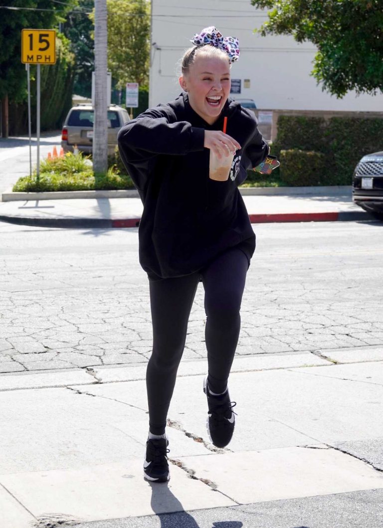 JoJo Siwa in a Black Hoody Was Seen Out in Los Angeles 06/18/2020-2 ...