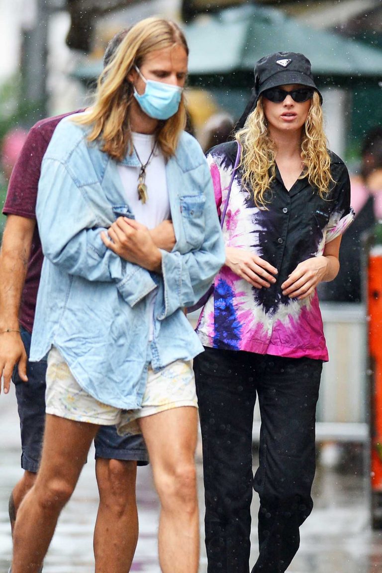 Elsa Hosk in a Black Jeans Was Seen Out with Tom Daly in New York 06/30 ...