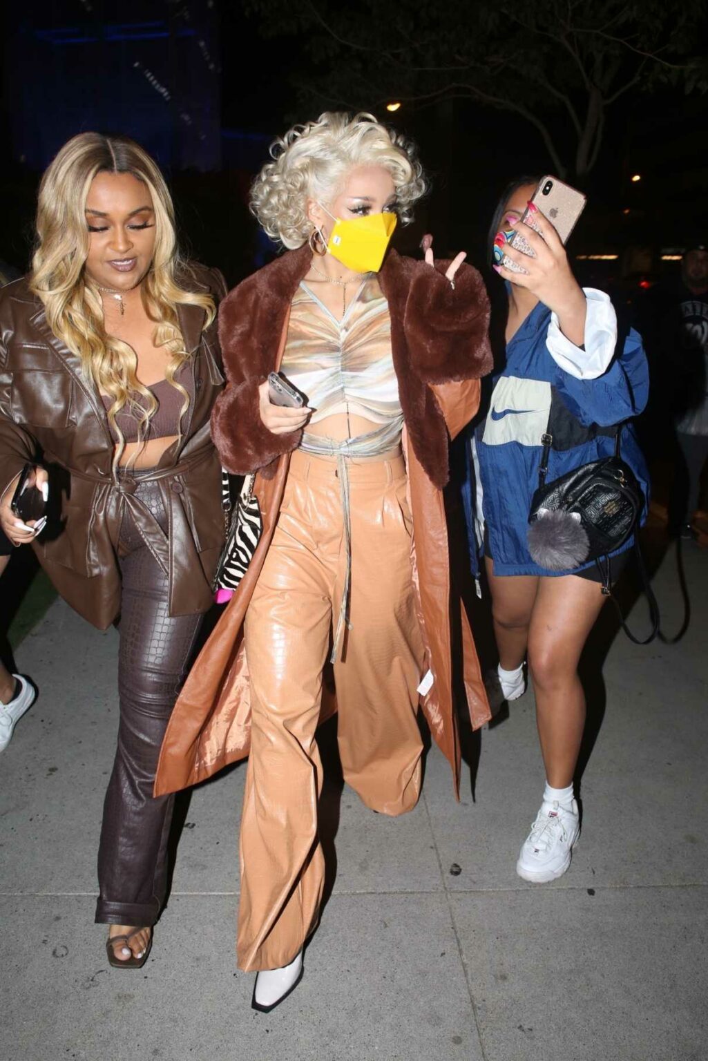 Doja Cat in a Yellow Protective Mask Arrives for Dinner with Friends at ...