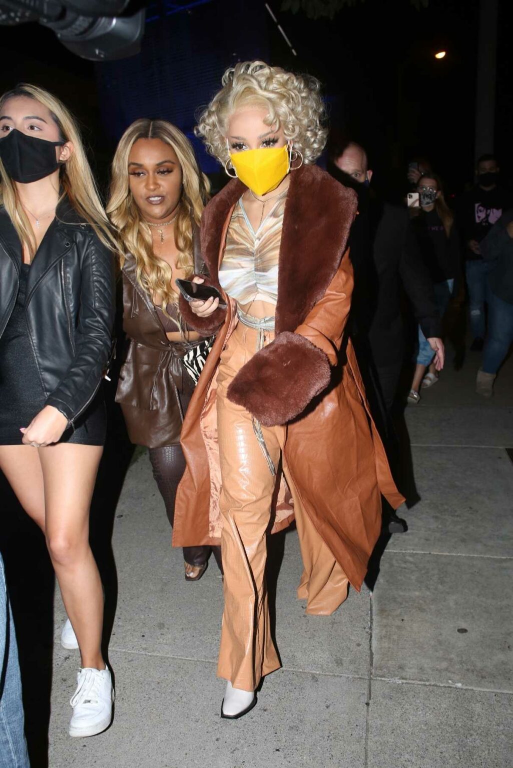 Doja Cat in a Yellow Protective Mask Arrives for Dinner with Friends at ...