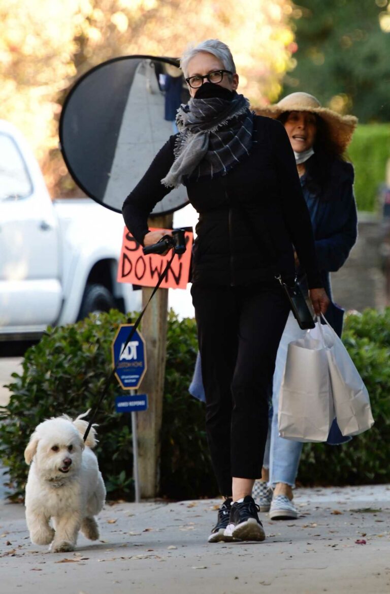 Jamie Lee Curtis in a Black Outfit Walks Her Dog in Brentwood 12/20 ...