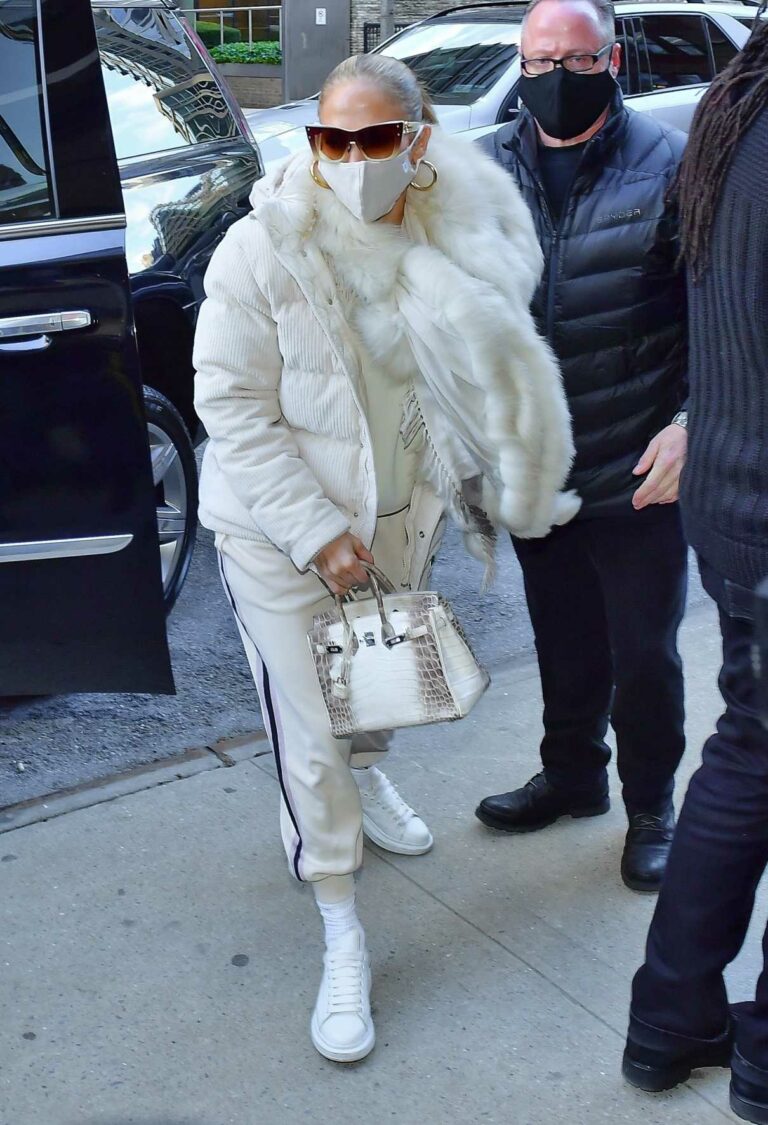 Jennifer Lopez in a Beige Puffer Jacket Heads to the Studio for a New ...