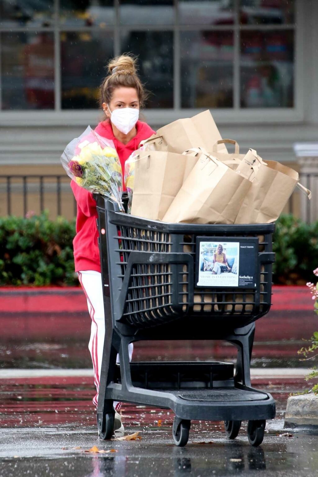 Brooke Burke in a Red Hoodie Goes on a Grocery Run Under the Rain in ...