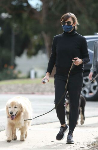 Jennifer Garner in a Black Turtleneck Walks Her Dog at the Dog Park in ...