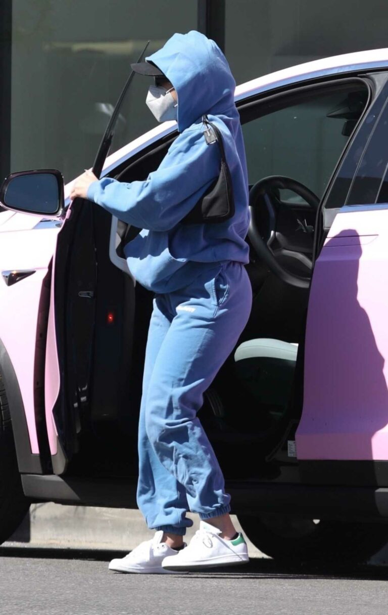 Addison Rae in a Blue Sweatsuit Was Seen Out in Los Angeles 03/02/2021 ...