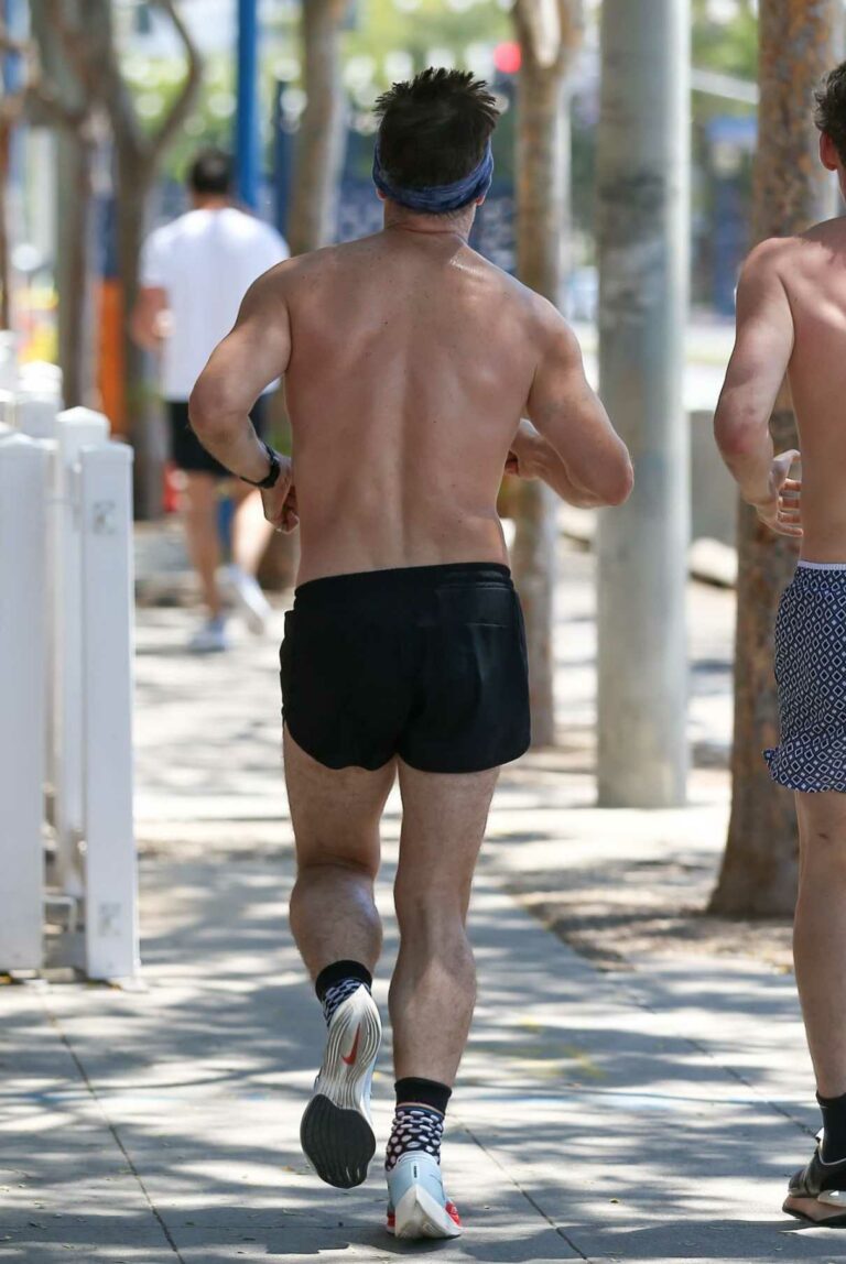 Colin Farrell Jogging Shirtless Out in in Los Angeles 06/26/2021 ...
