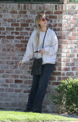 Kaley Cuoco in a White Sweatshirt on Smoke Break on The Flight ...