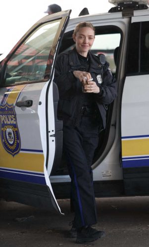 Amanda Seyfried Dressed as a Philly Police Officer on the Set of an ...